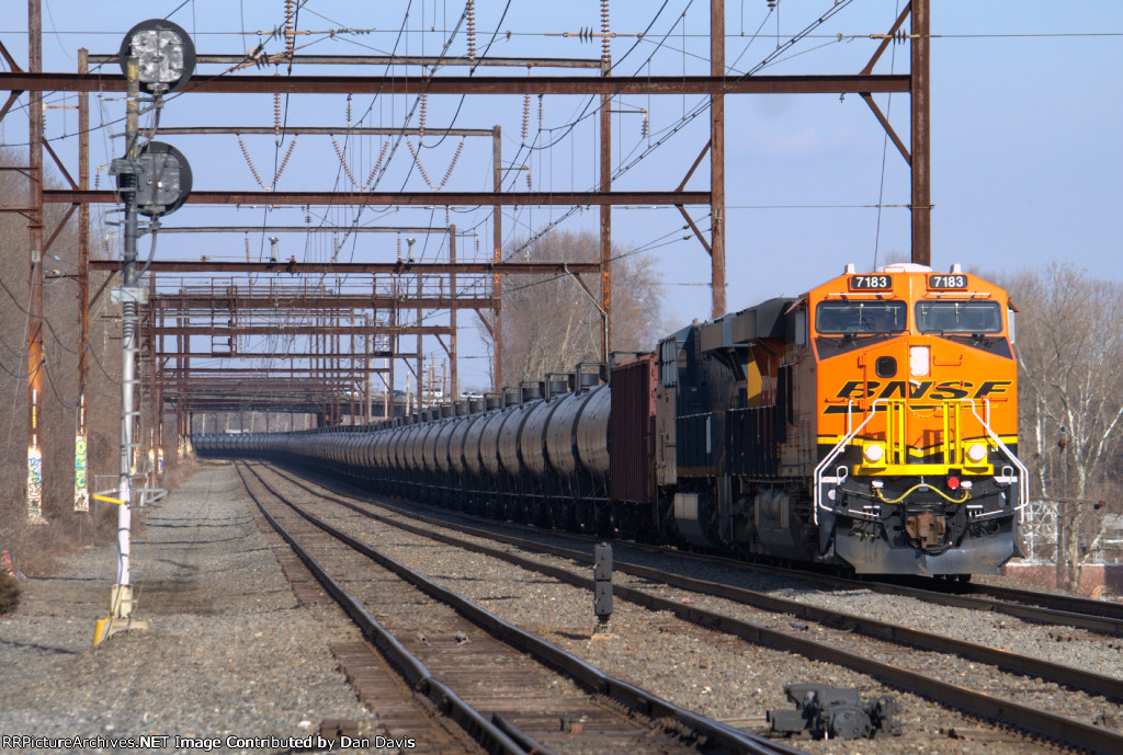 BNSF ES44C4 7183 leads K042